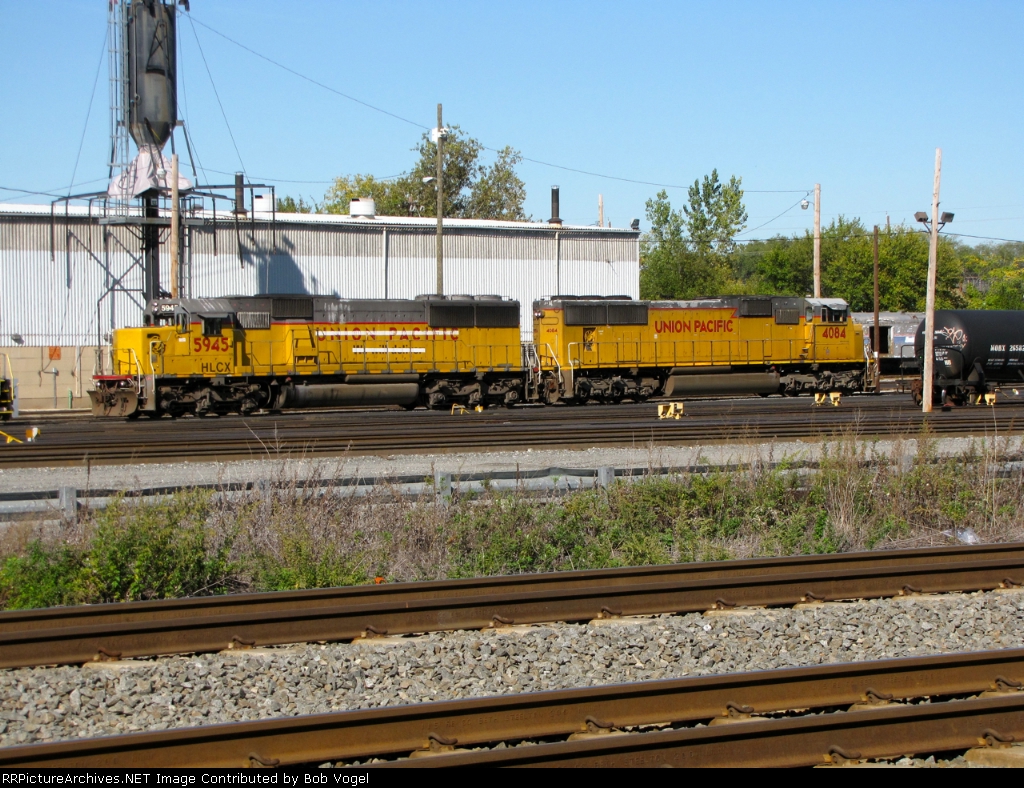 HLCX 5945 and UP 4084